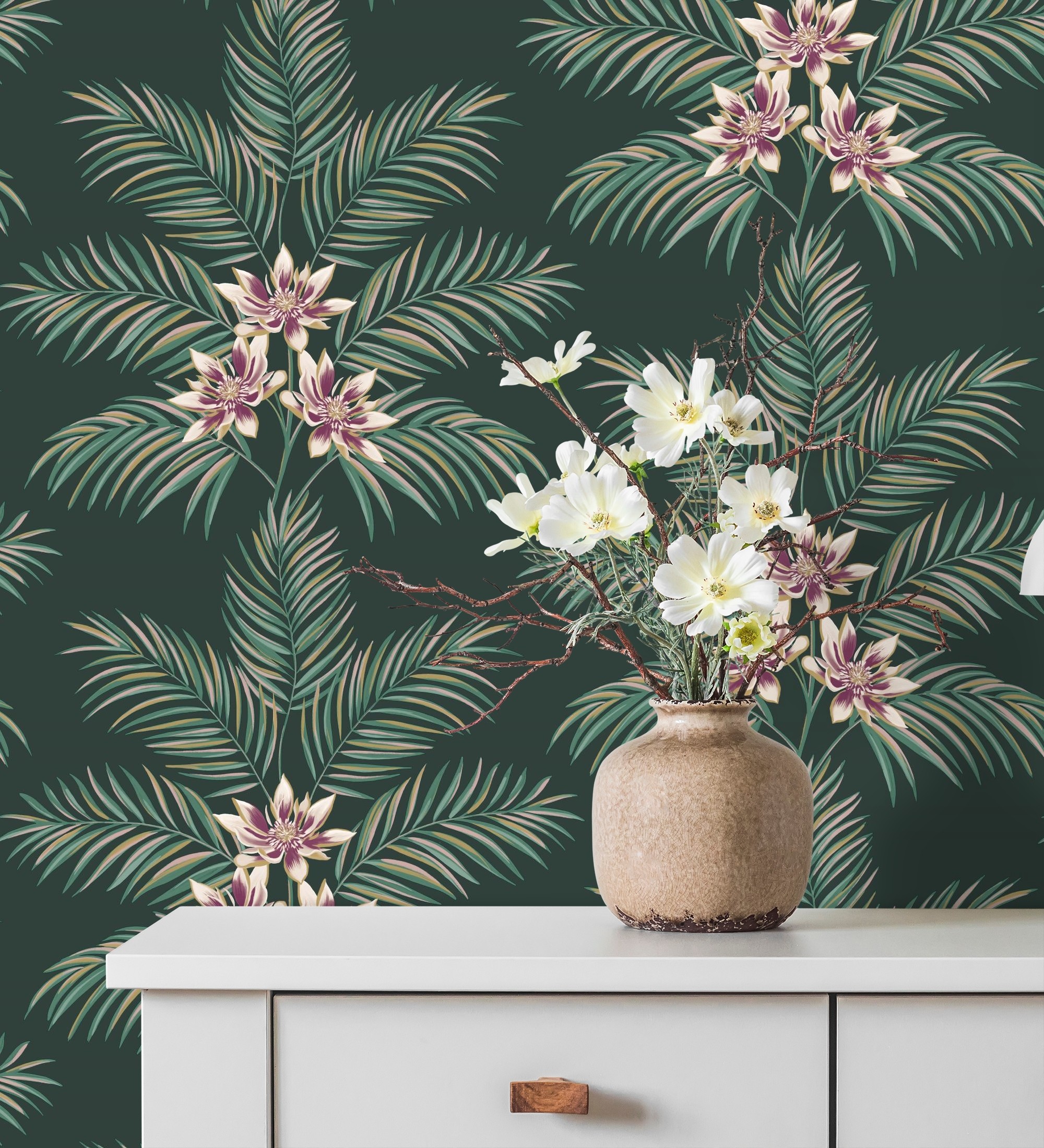Papier peint feuilles de palmier avec fleurs style tropical vert foncé ...