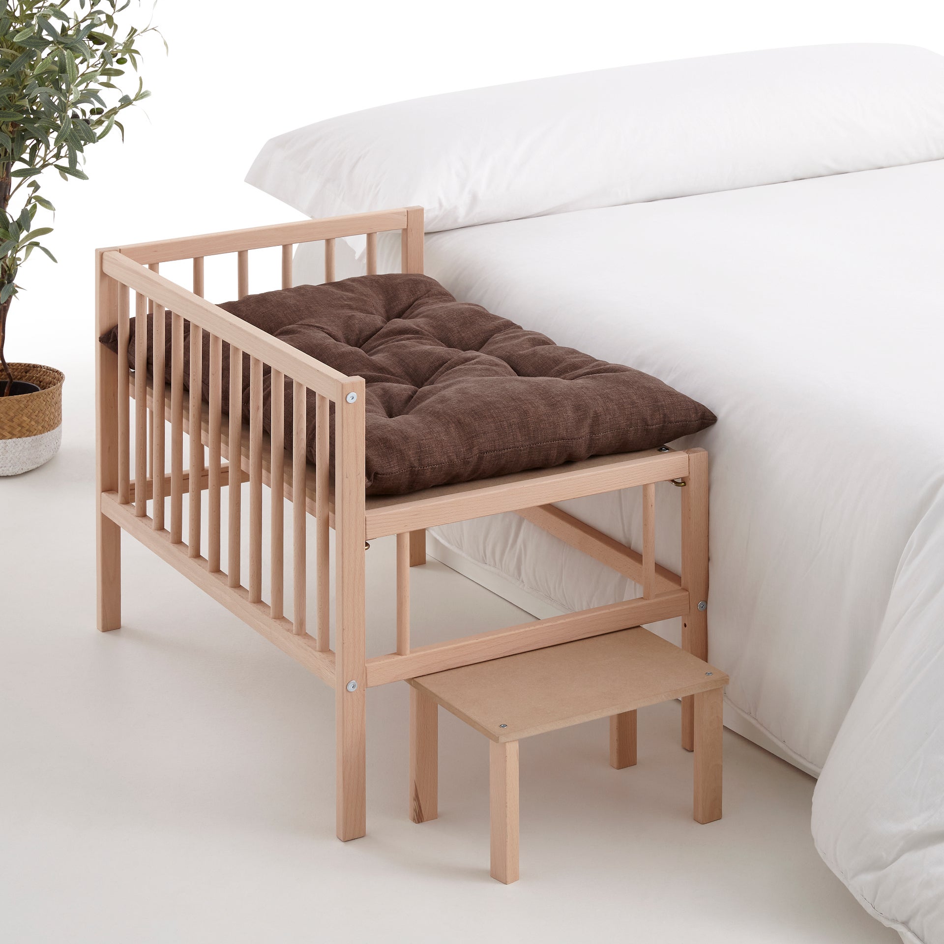 Lettino in legno rialzato per animali domestici con scala e materasso ...