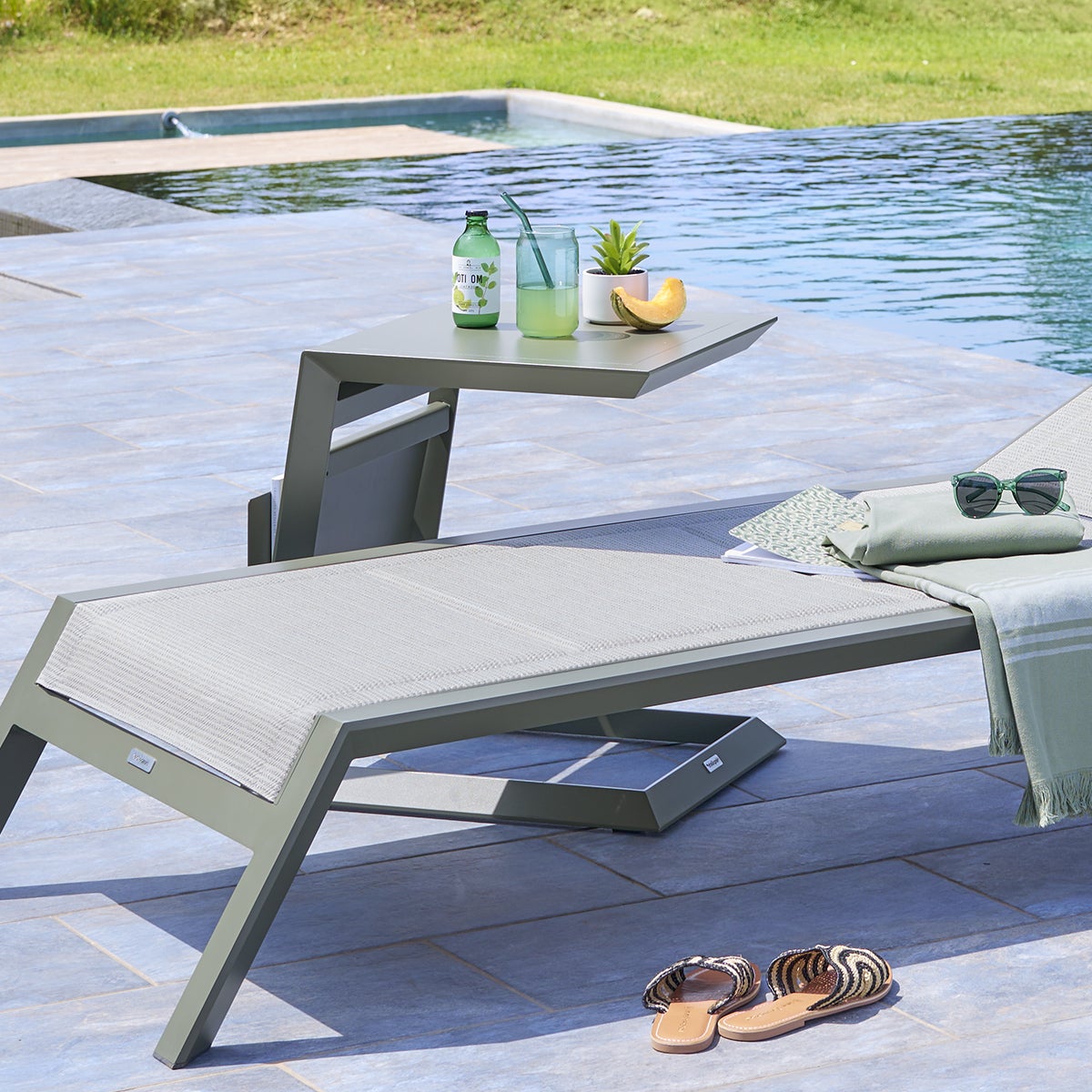 Table d'appoint de jardin carrée "Allure" vert laurier 55 x 45 x 55cm ...