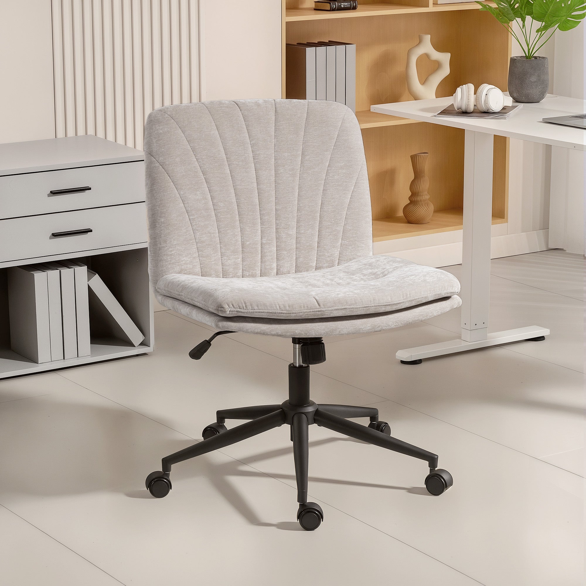 Chaise de bureau doté de large siège sans accoudoirs, roues en hauteur ...