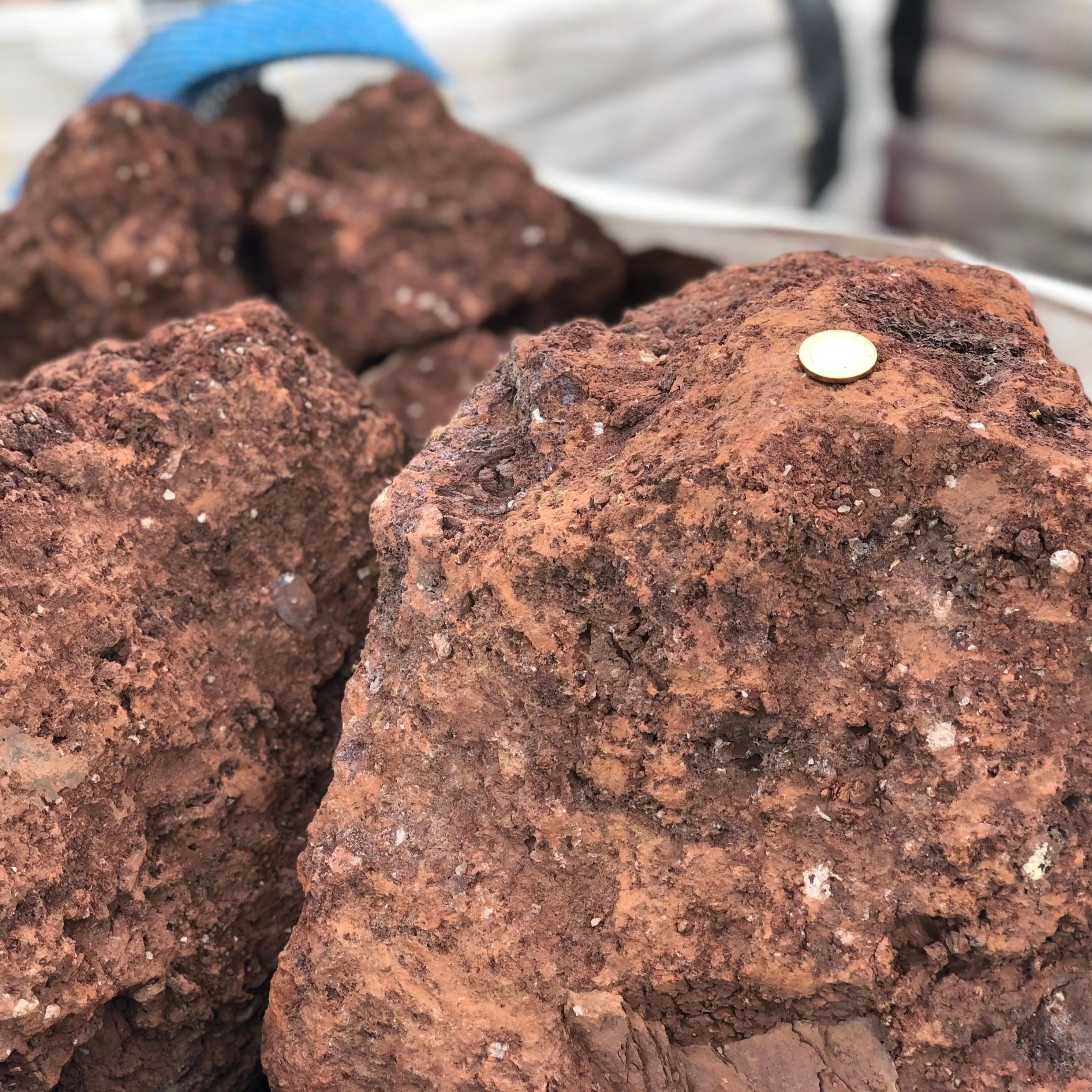 Roca Volcánica Roja / Jaula 800 kg. / 150-400 mm | Leroy Merlin