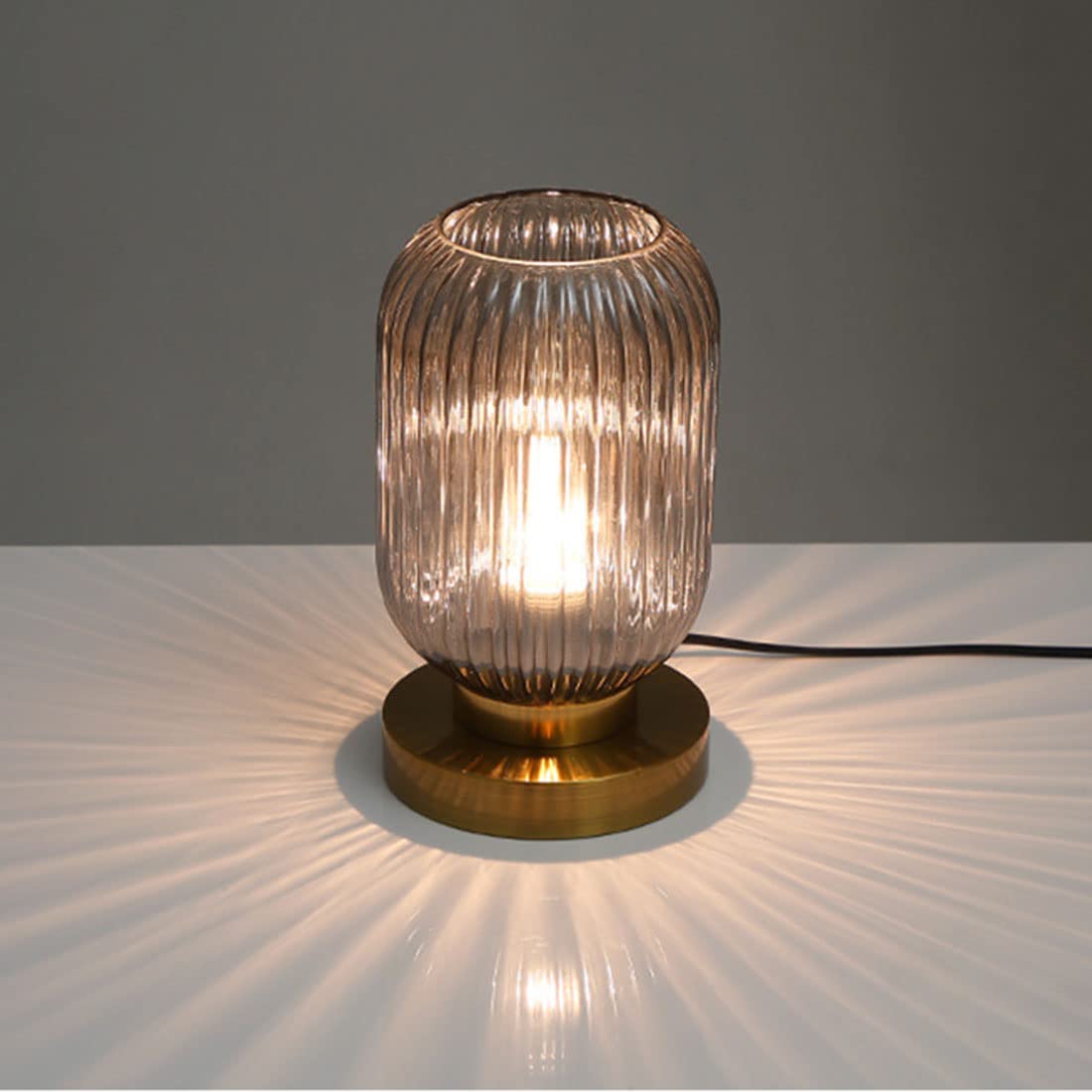 Lampe de table moderne du milieu du siècle avec abat-jour en verre et ...