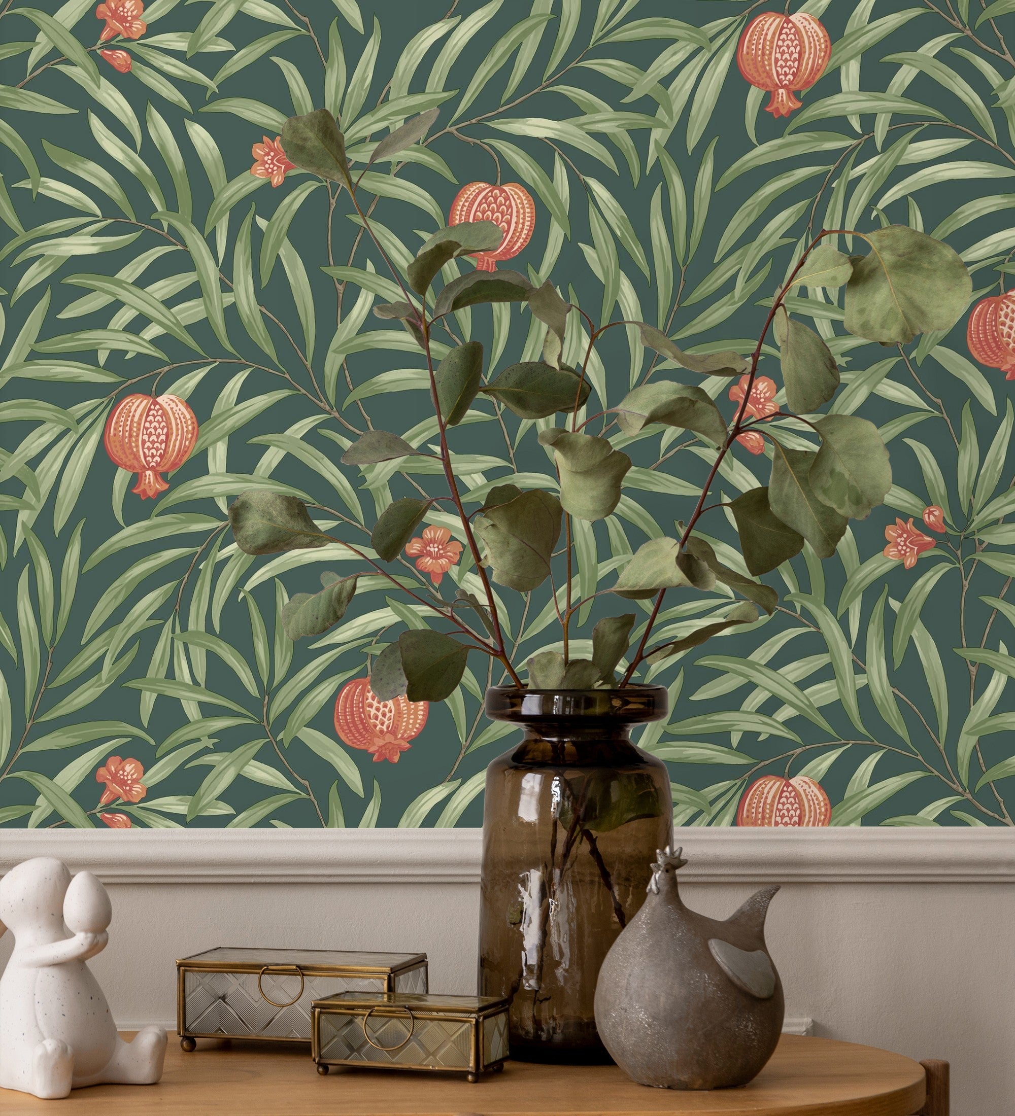 Papel pintado de frutos coral y hojas verde fondo verde oscuro ...