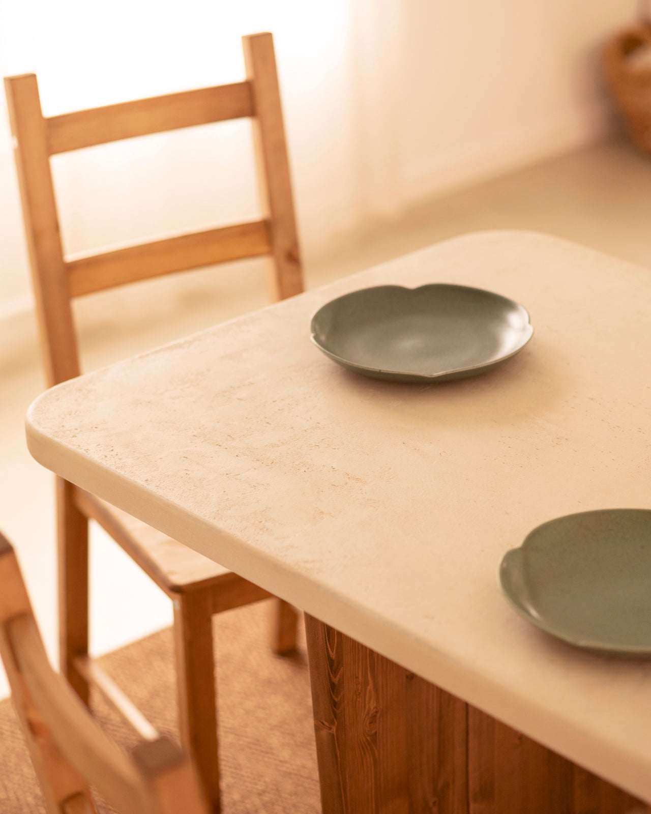 Mesa de comedor de madera de abeto maciza en microcemento rectangular ...