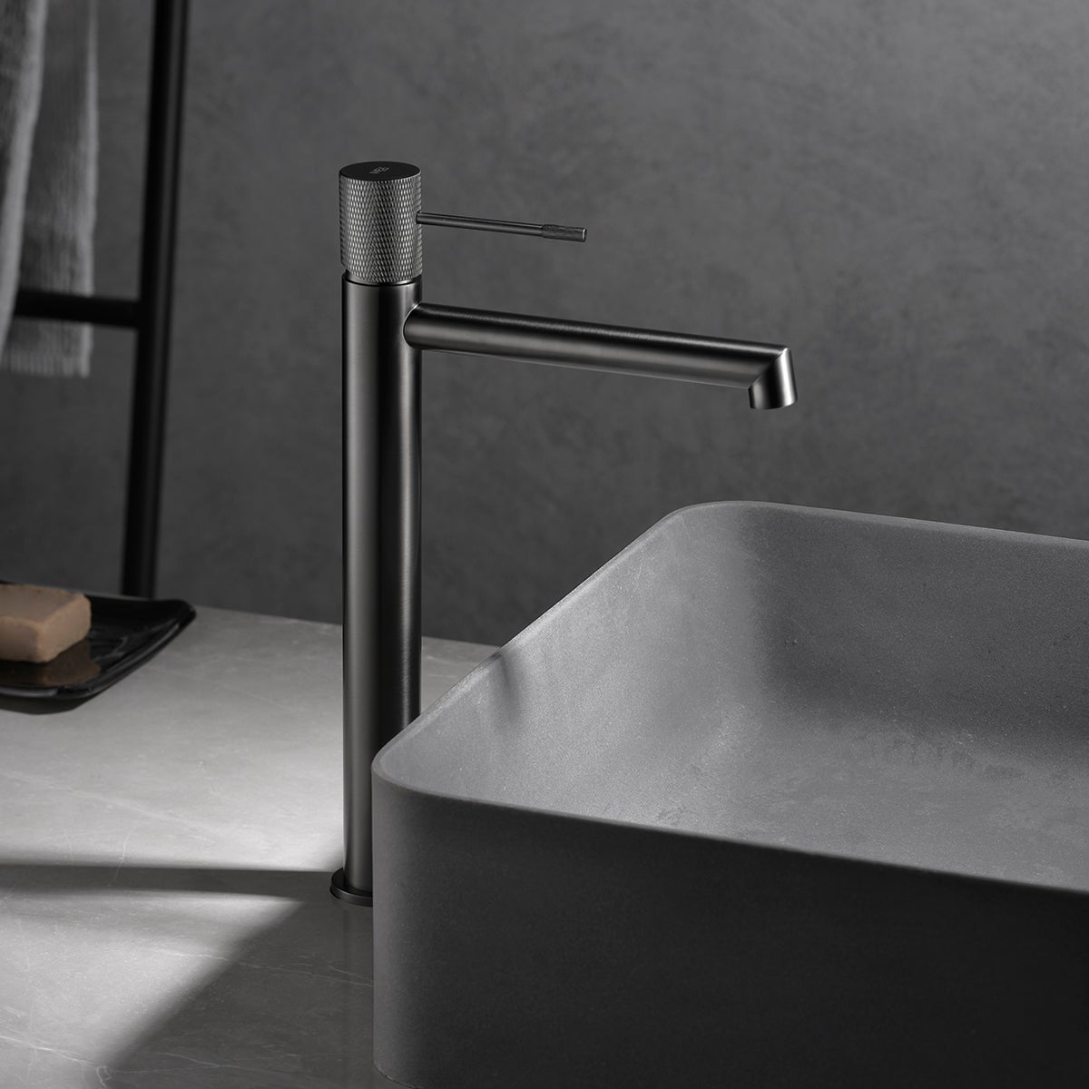 Monomando para lavabo alto en latón con acabado Black Gun Metal ...