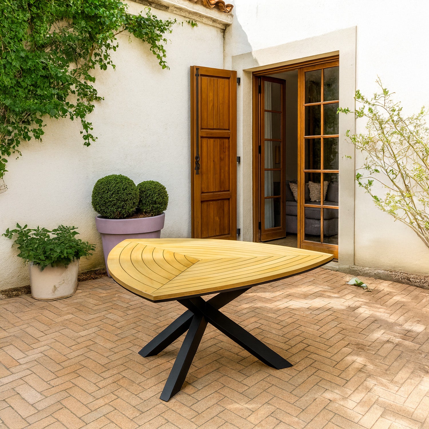 Table de jardin triangulaire en teck certifié FSC® et aluminium ...