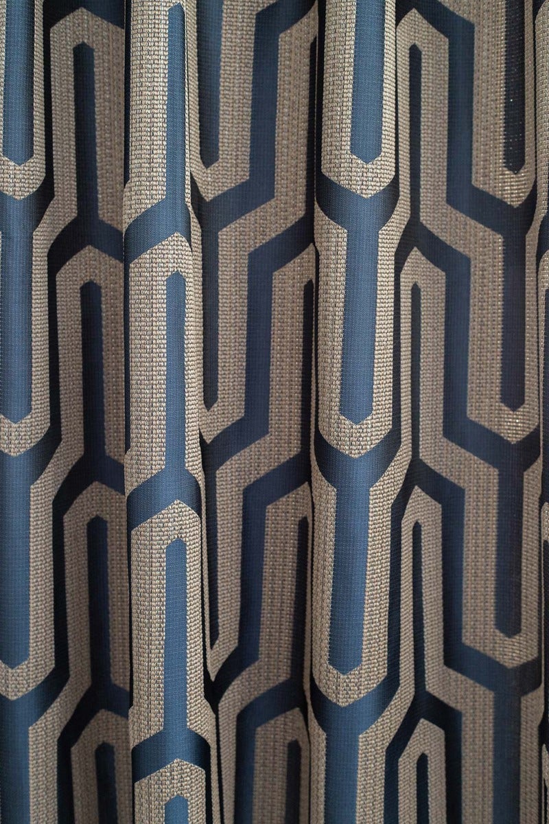 Rideau occultant design motifs graphiques beige sur fond bleu canard ...