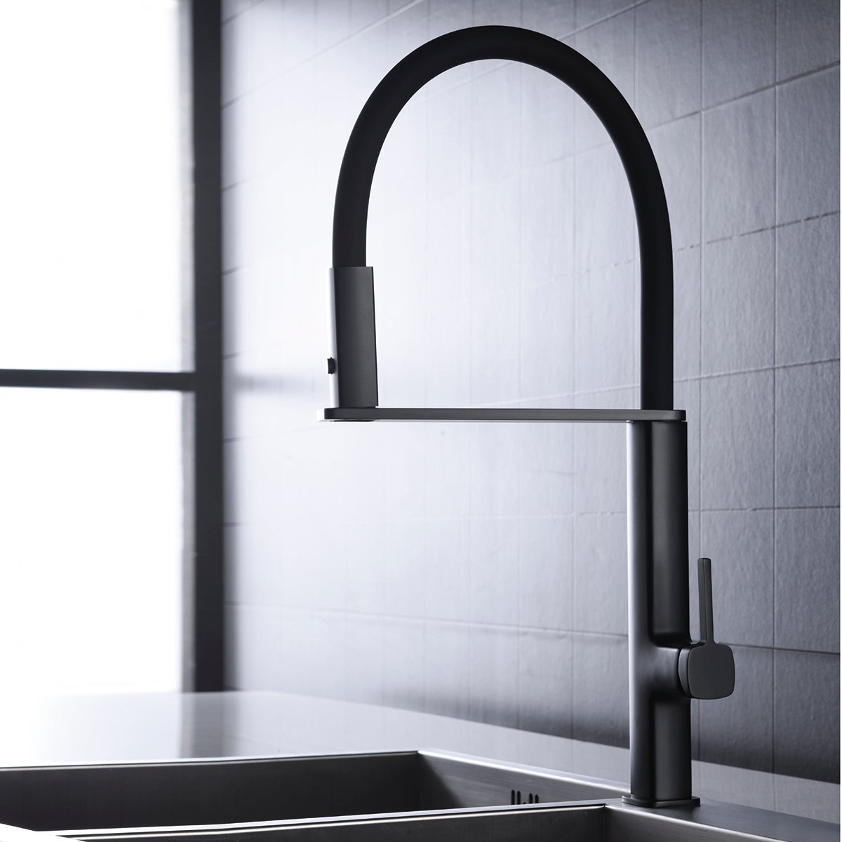 Robinet monocommande extrait Menorca noir mat, corps en laiton et acier, cartouche 35 mm, tuyaux ...