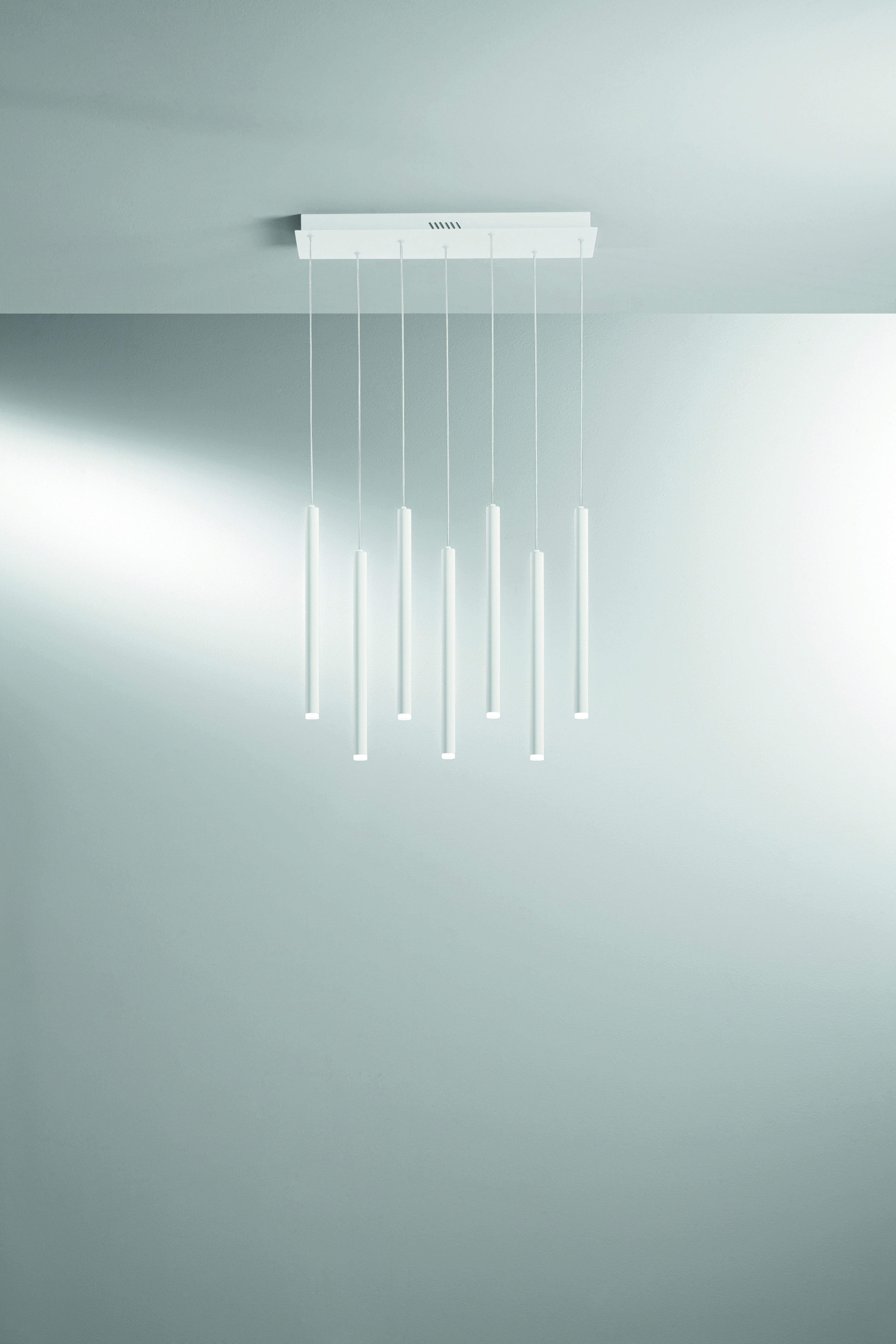 "Suspensión LED PYPE de 7 lámparas de metal blanco 35W con función CCT ...